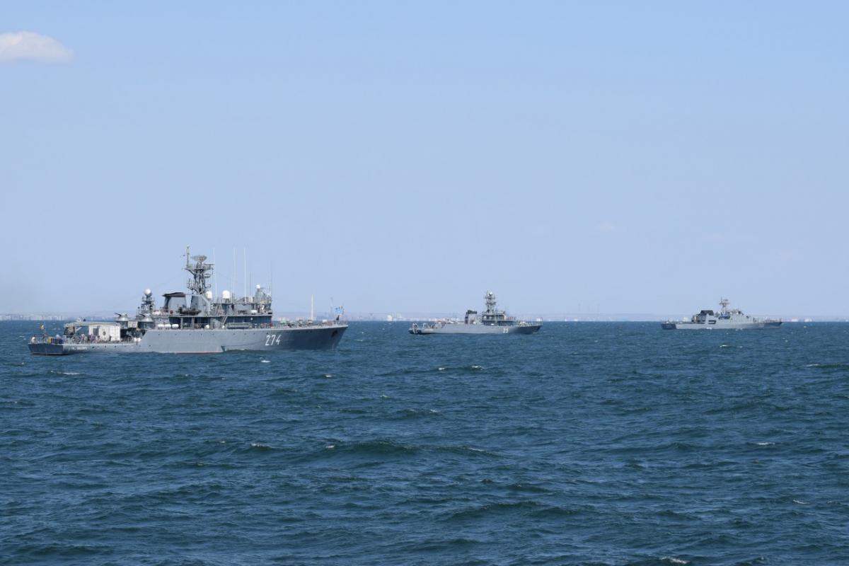 O navă militară a Forţelor Române a lovit o mină în Marea Neagră ...