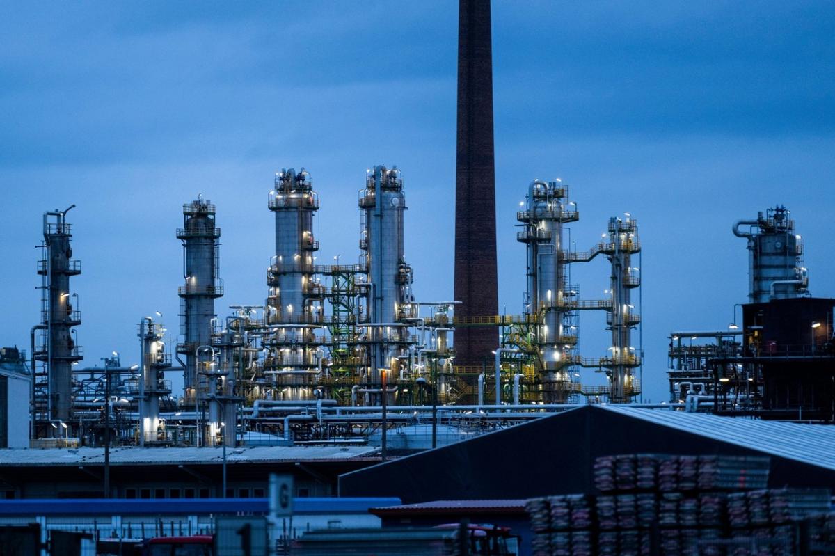 Rachetele Rusiei au lovit cea mai mare rafinărie de petrol din Ucraina ...