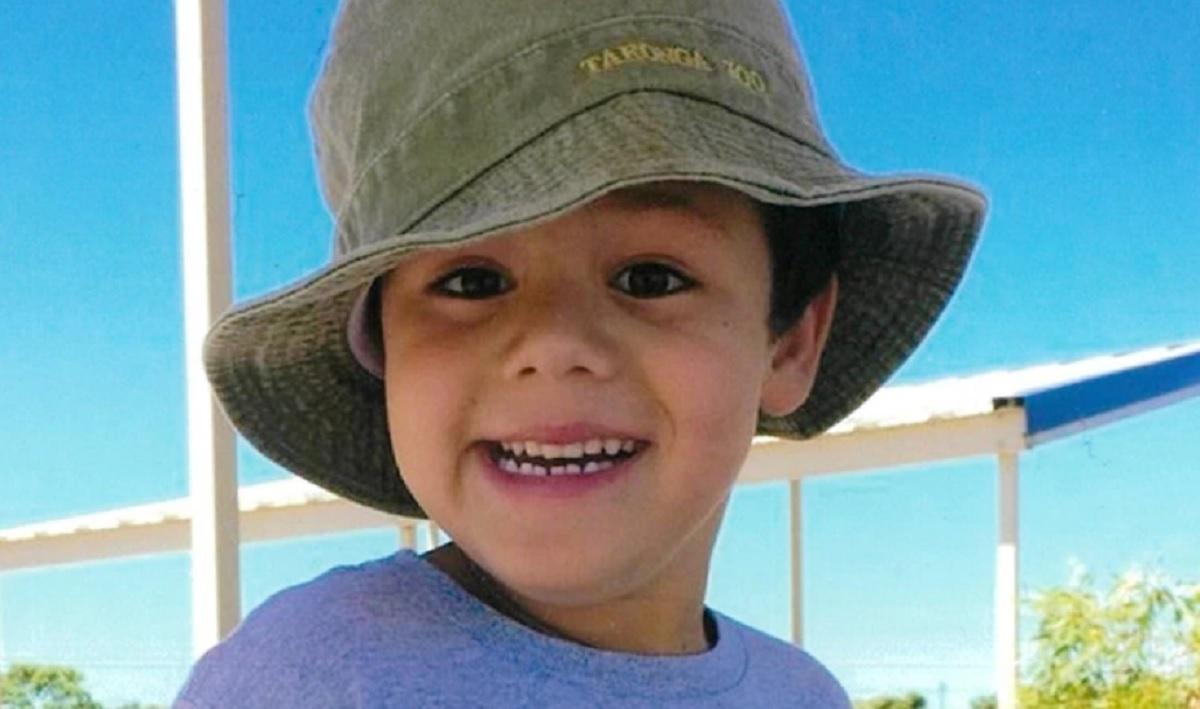 Un băieţel de cinci ani, cu nevoi speciale, a murit sufocat după ce a mâncat o nectarină la ...