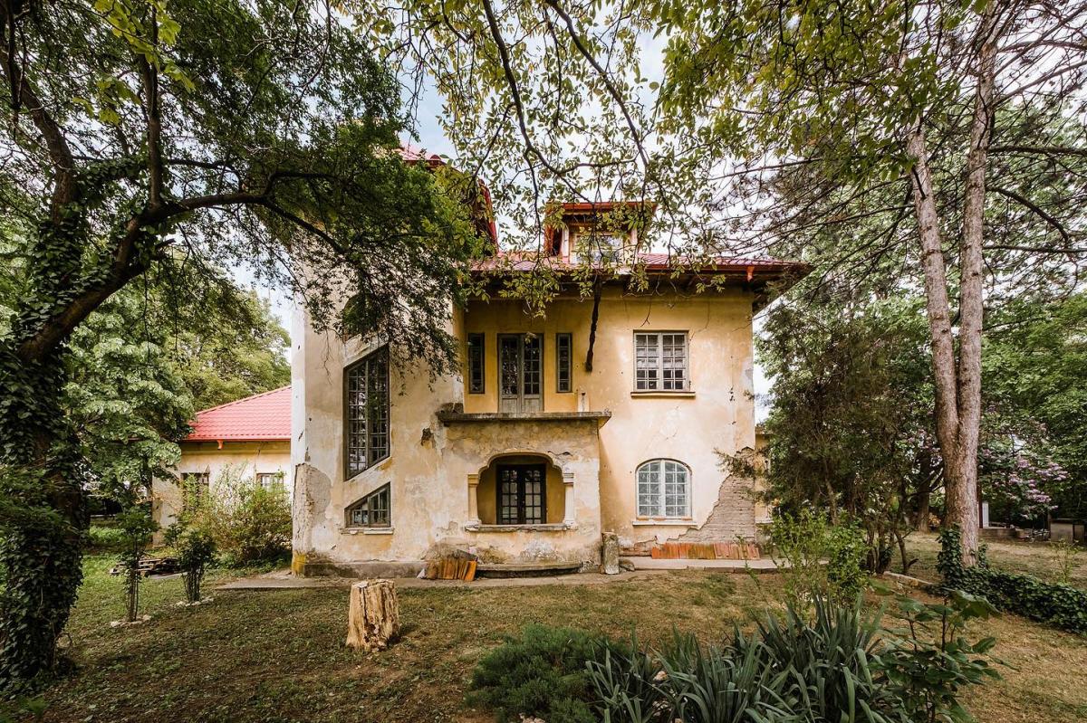 Conac din perioada interbelică, cu teren de 10.000 de metri pătraţi, se ...