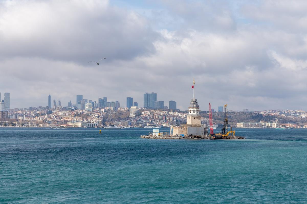 Turcia anunță că blochează intrarea în Marea Neagră a două nave britanice destinate Ucrainei ...