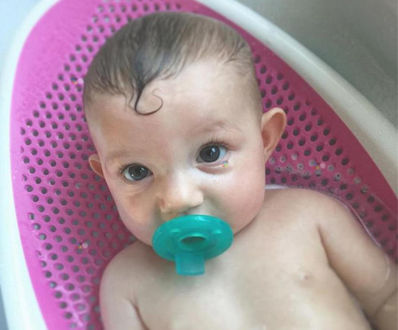 Un copil de numai un an s-a ÎNECAT în baie, în timp ce părinţii ...