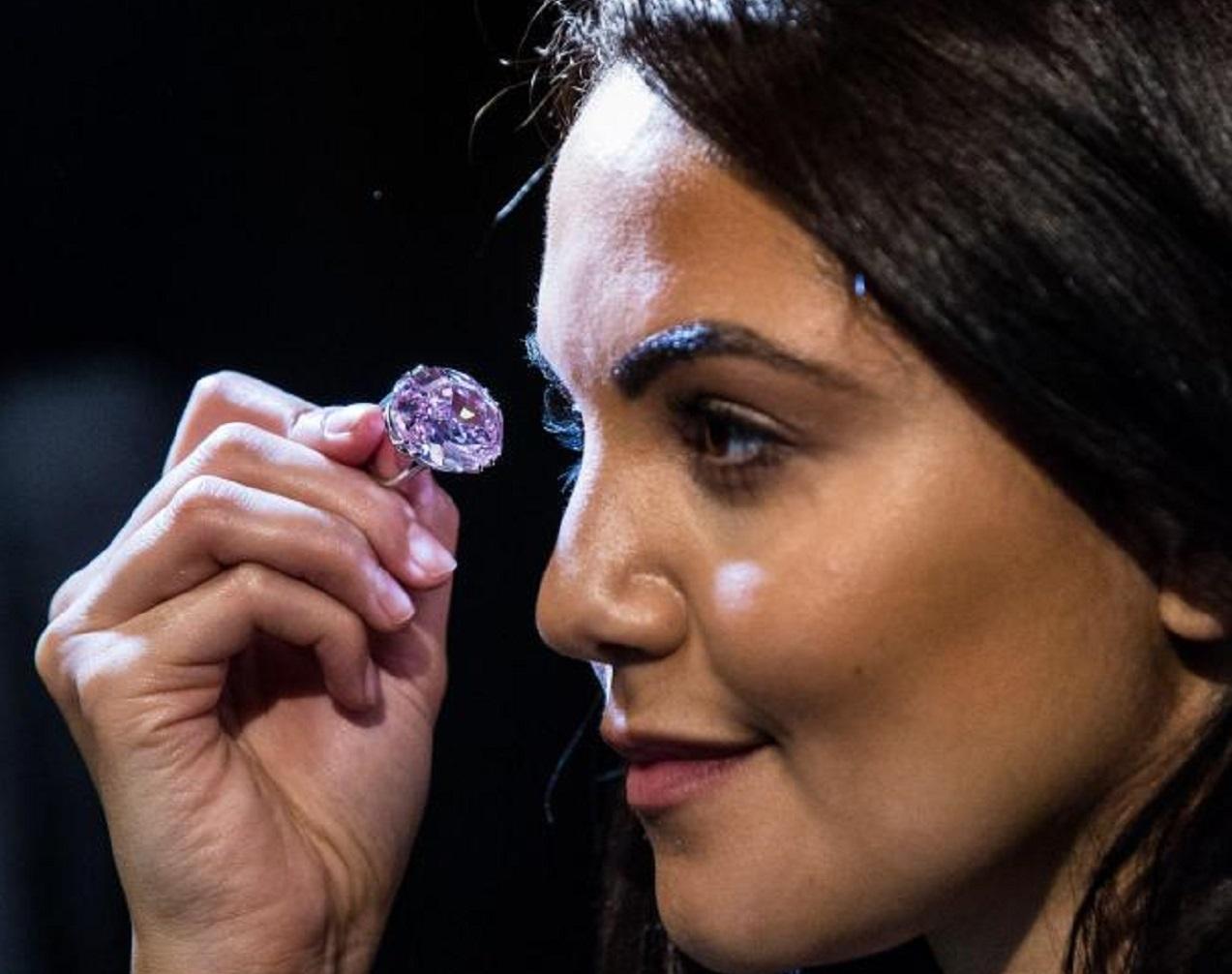 "Cea mai mare comoară a lumii", diamantul roz, a fost vândut pentru o ...