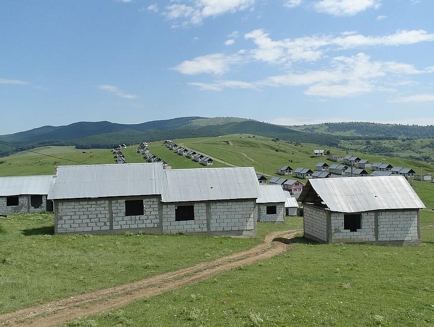 Satul Rotunda, scos la vânzare. 205 case noi, la preţuri derizorii