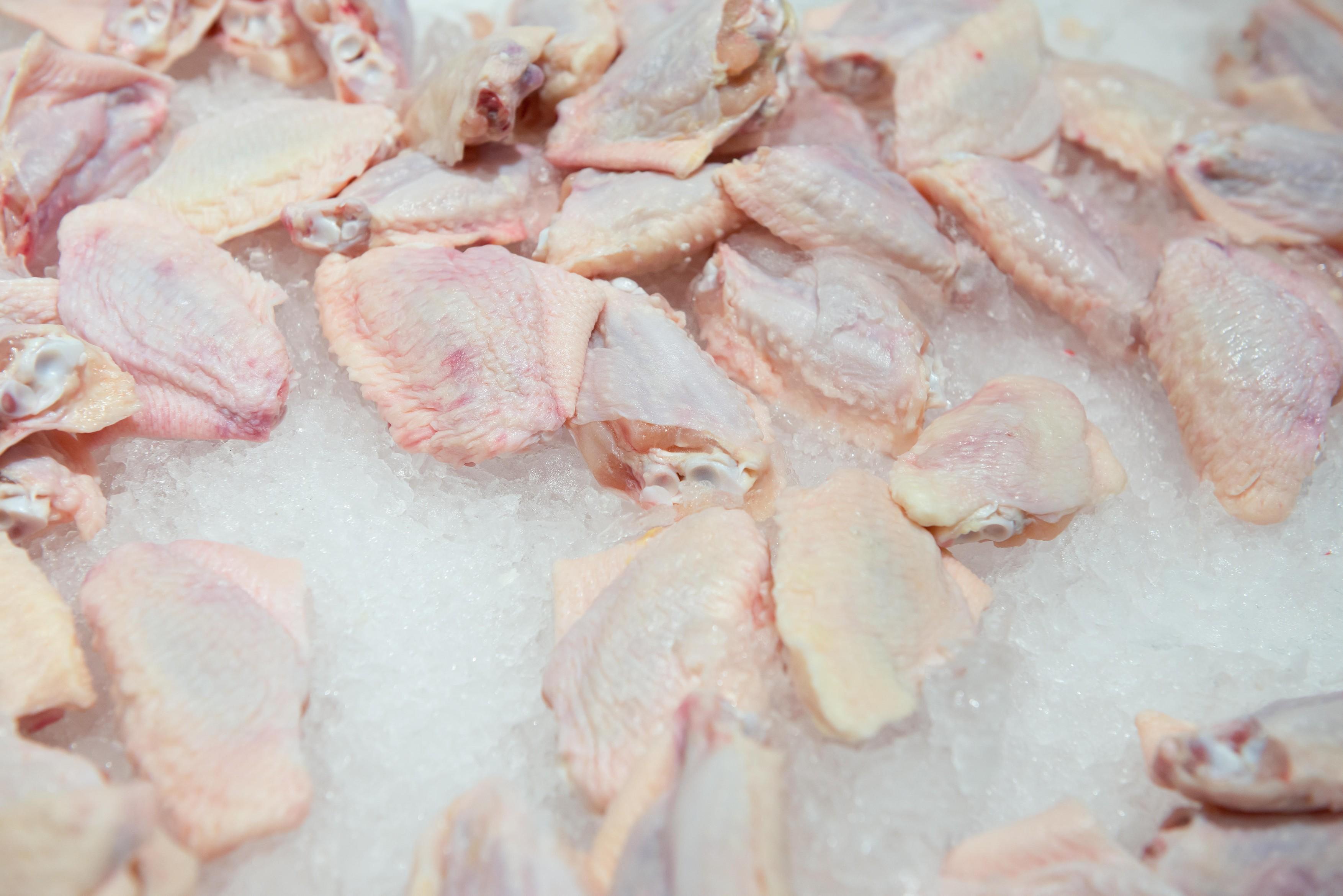 Urme de coronavirus, în aripioare de pui congelate importate din Brazilia