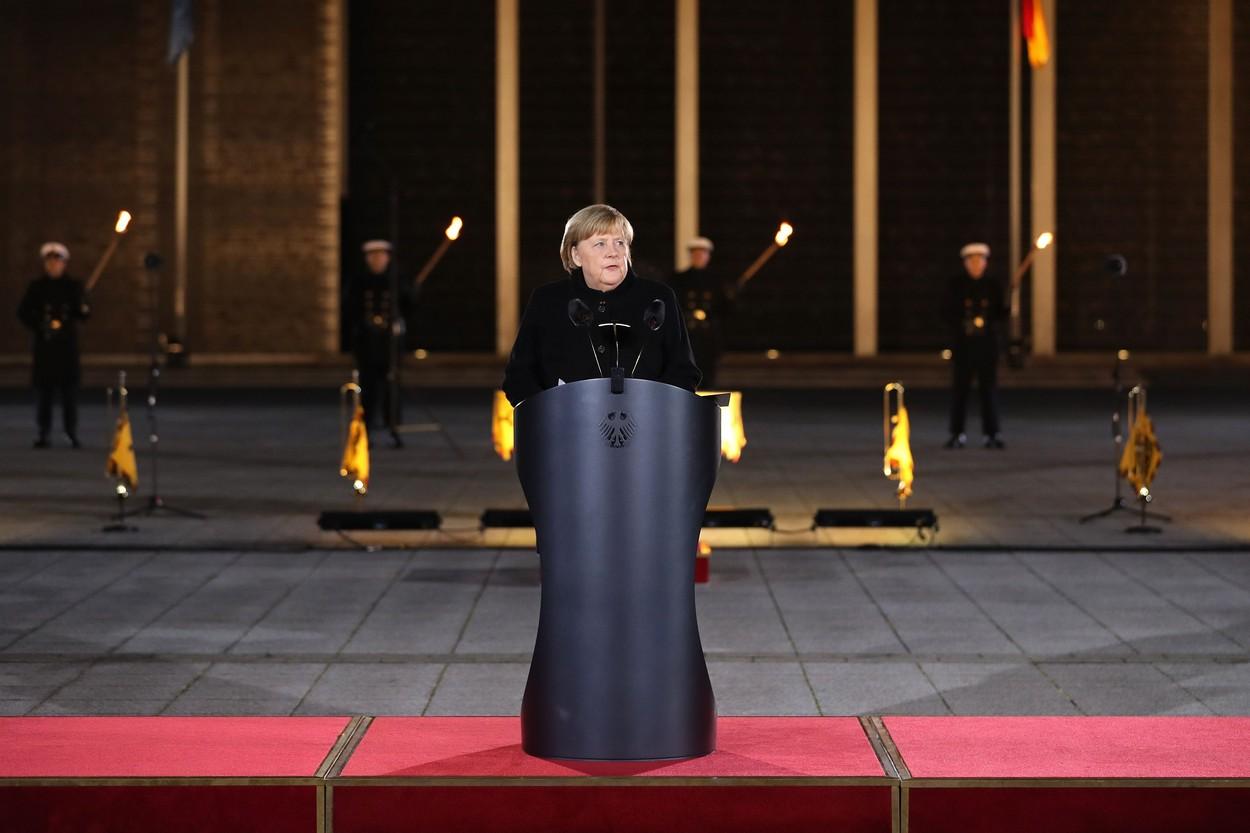 Ceremonie fastuoasă la retragerea din funcţia de cancelar. Angela ...