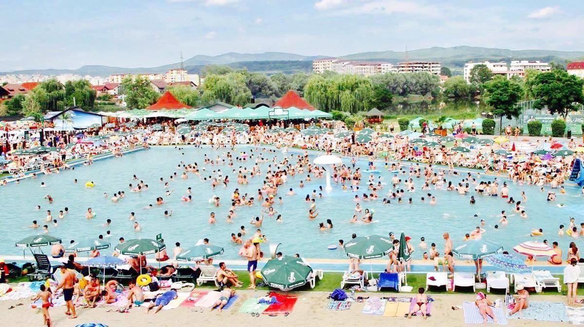 Ştrandul, alternativă pentru distracţia de la mare. Toboganele sau ...