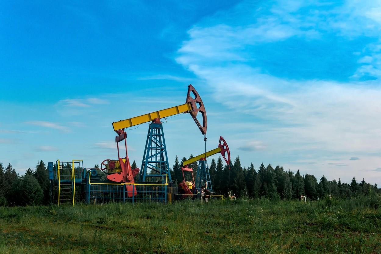 Prețul petrolului, în creștere cu 3%. Aprecierea dolarului și ...