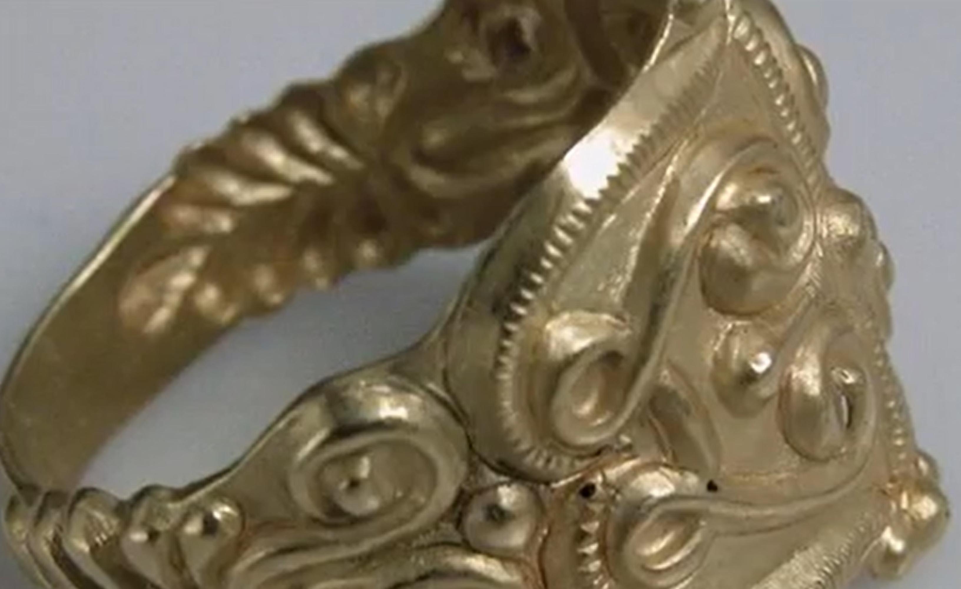 Inel vechi de 2.000 de ani, păstrat într-un dulap timp aproape 30 de ...