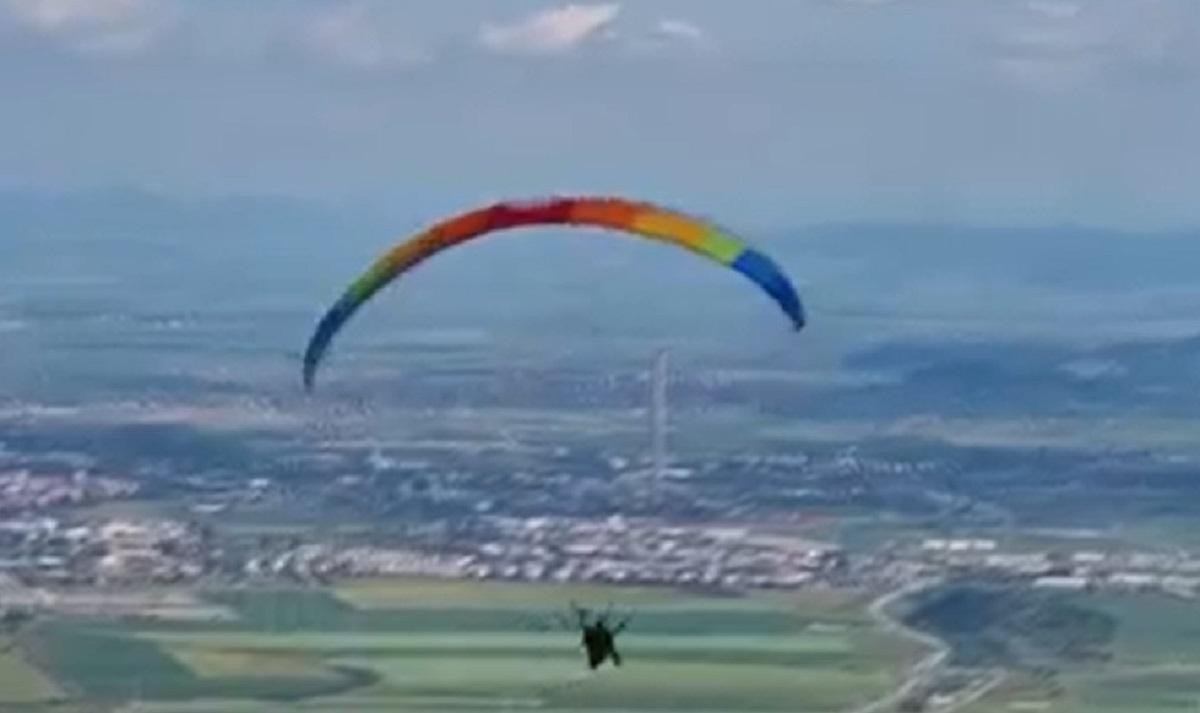 Senzaţii tari cu parapanta la Braşov. La ce preţ se ridică distracţia ...