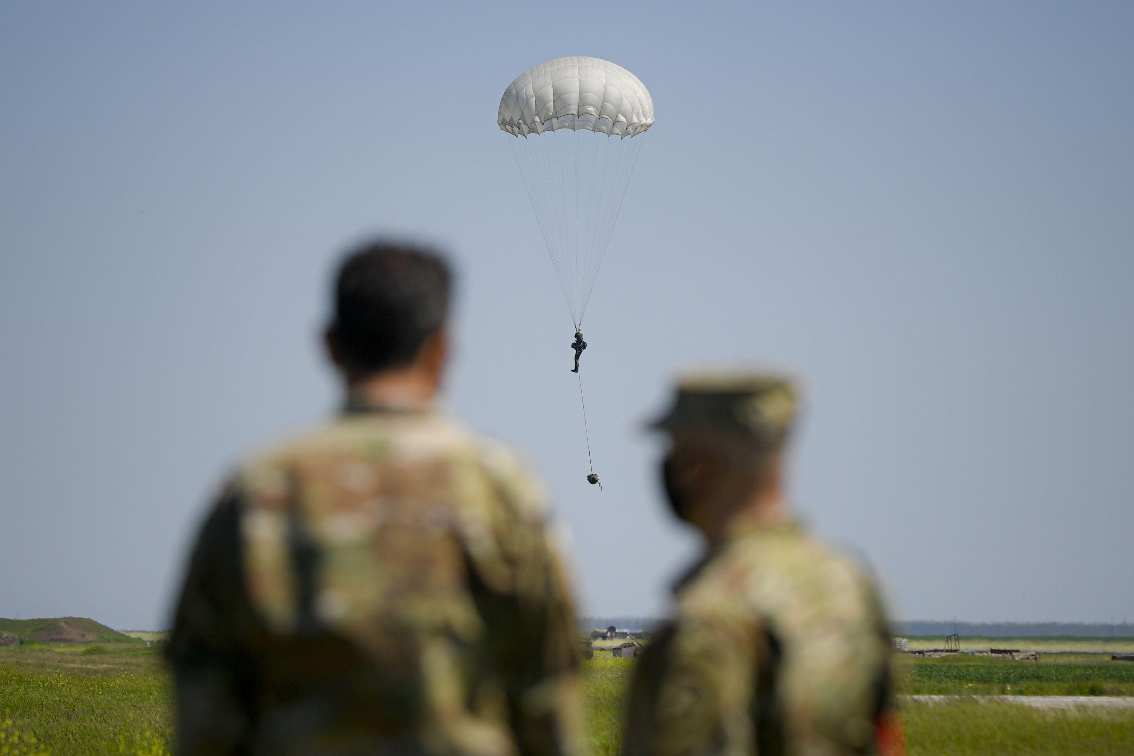 MApN face angajări: Se caută 60 de paraşutişti. Ce condiţii trebuie să ...