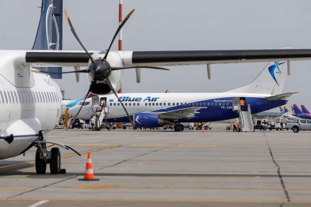Românii cu zboruri Blue Air anulate vor fi aduși acasă cu avioane TAROM ...
