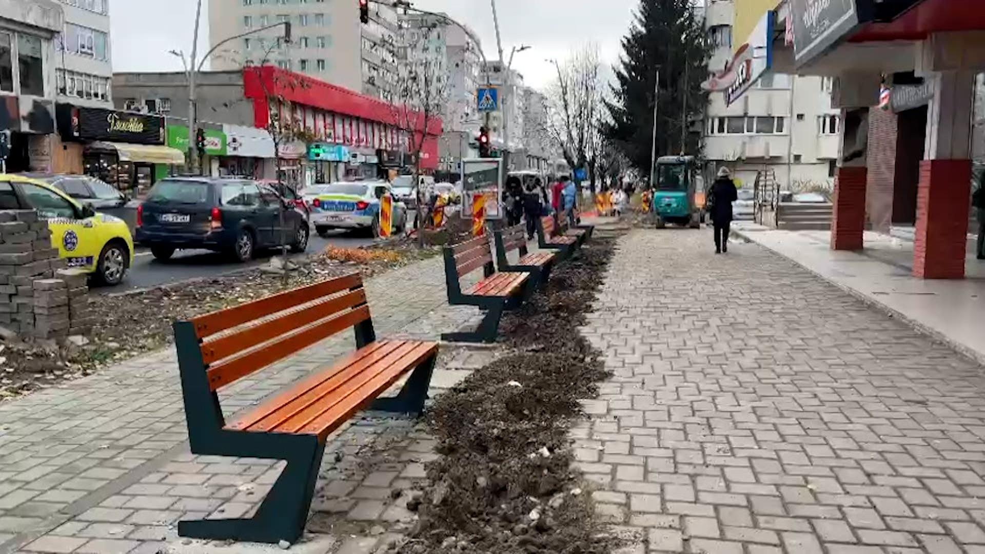 Ce s-a întâmplat cu băncile montate invers într-o staţie de autobuz din ...