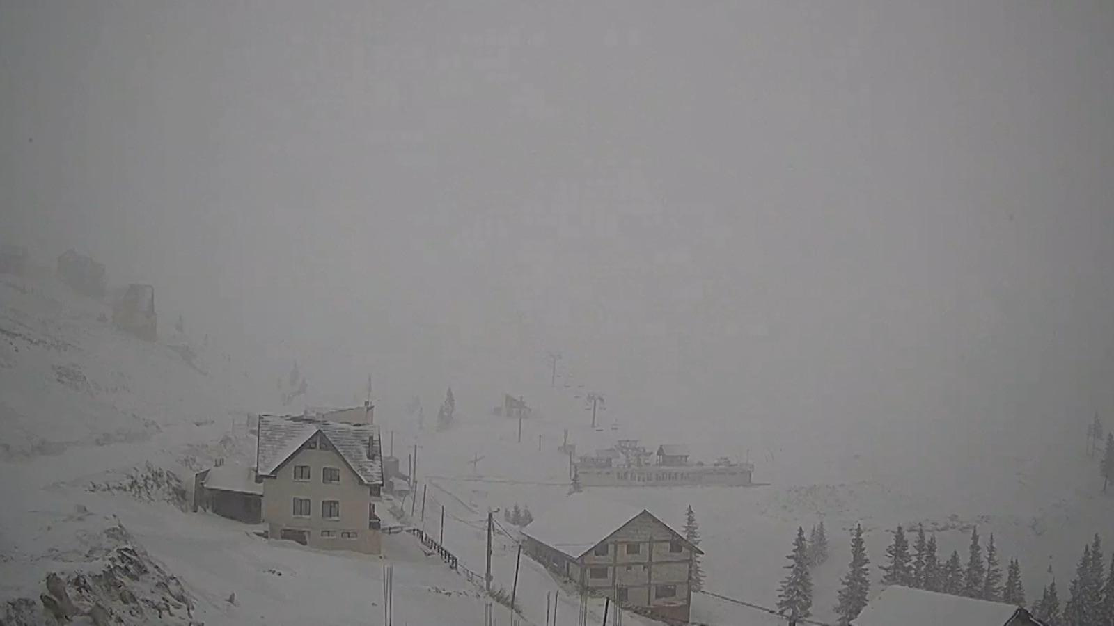 Iarna s-a dezlănțuit în România. Aproape trei metri de zăpadă la Bâlea ...