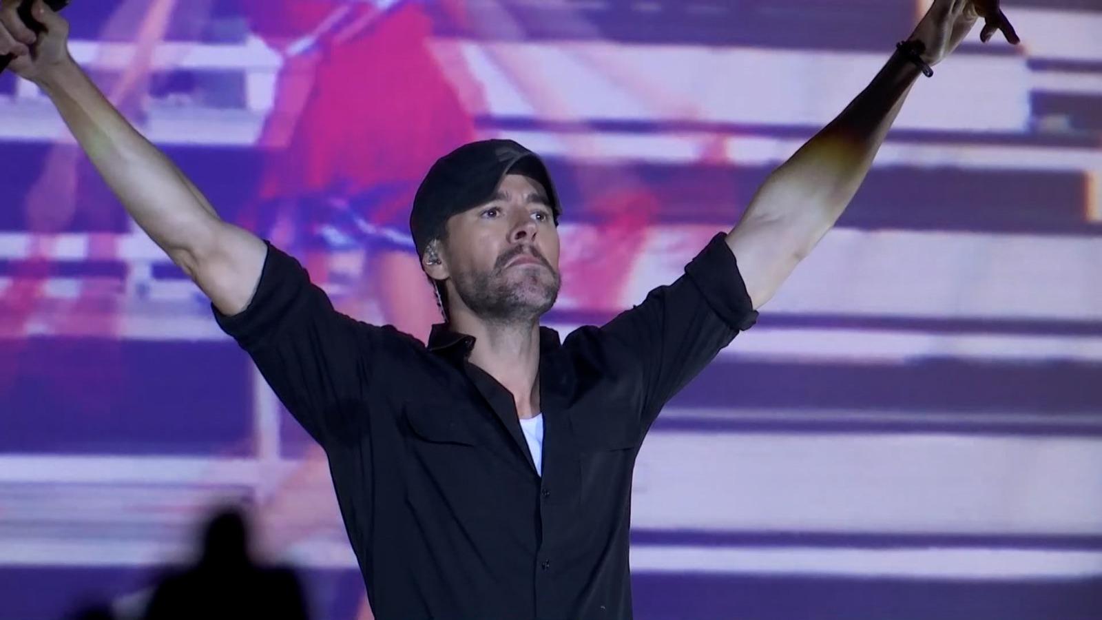 Enrique Iglesias, show total pe scena din Bănie. Mii de oameni au dansat pe ritumuri latino cât ...