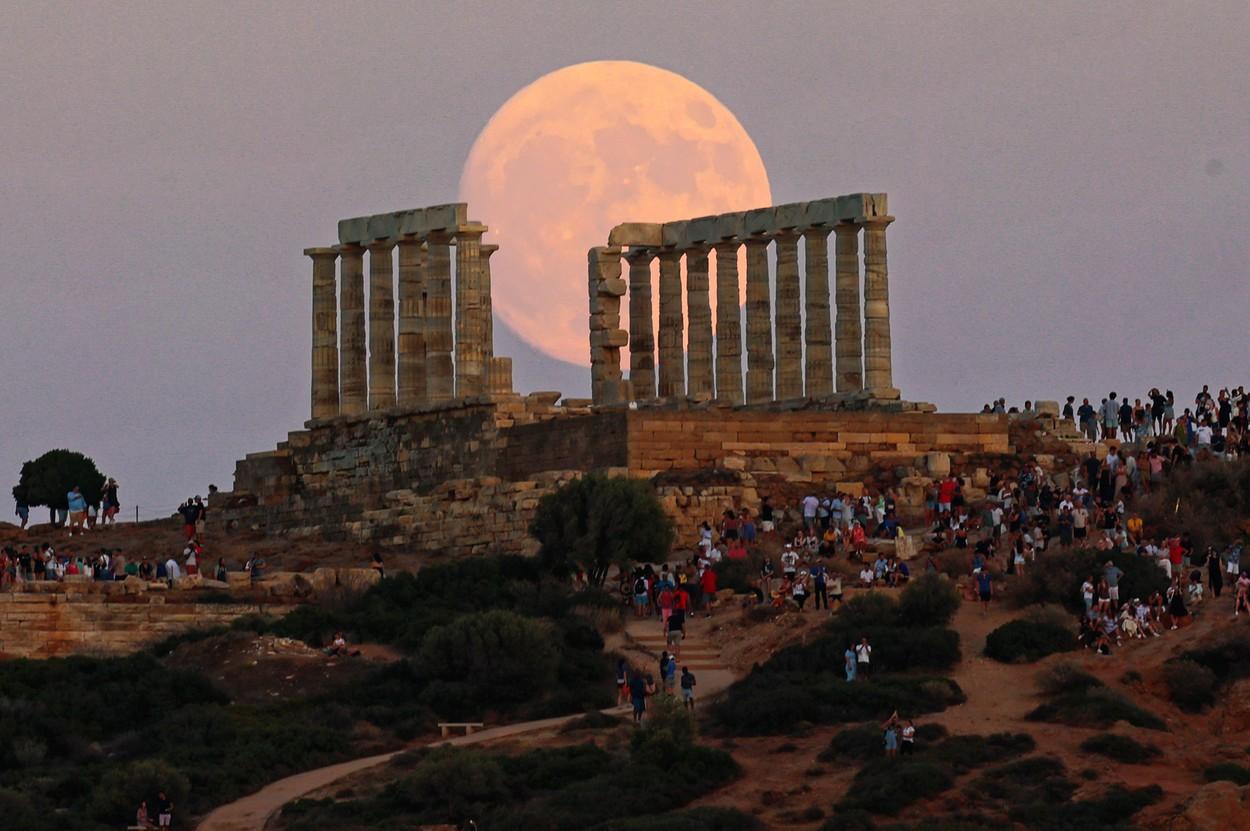 Superluna, "aterizând" peste un templu antic din Grecia. Fenomenul ...