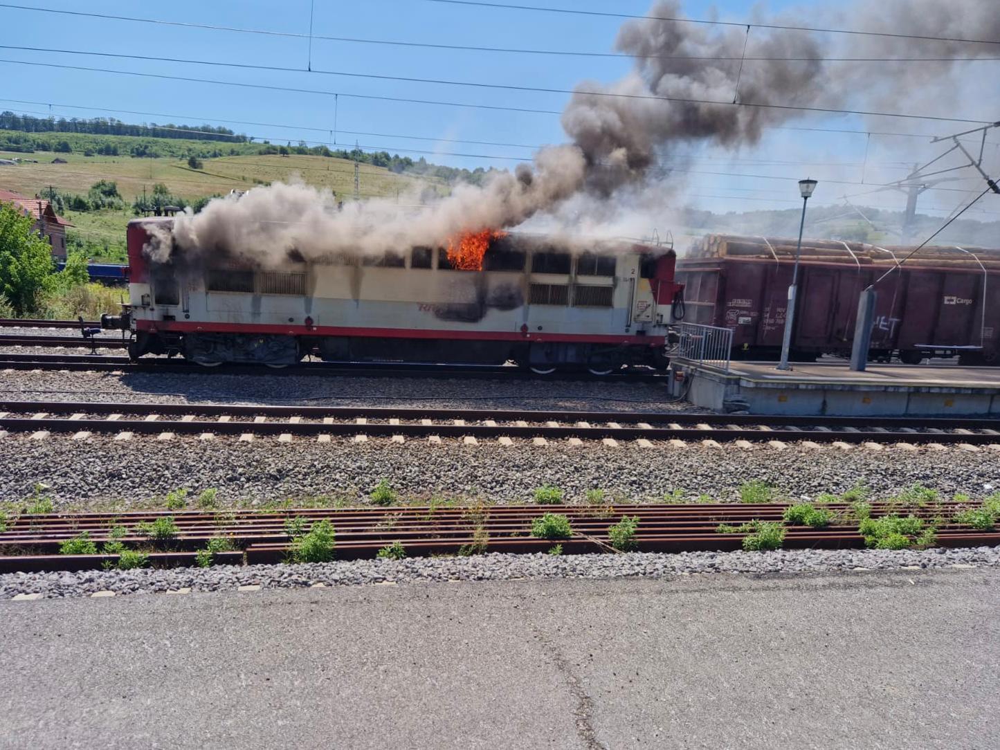 Locomotivă unui tren care transporta lemne a luat foc într-o gară din ...