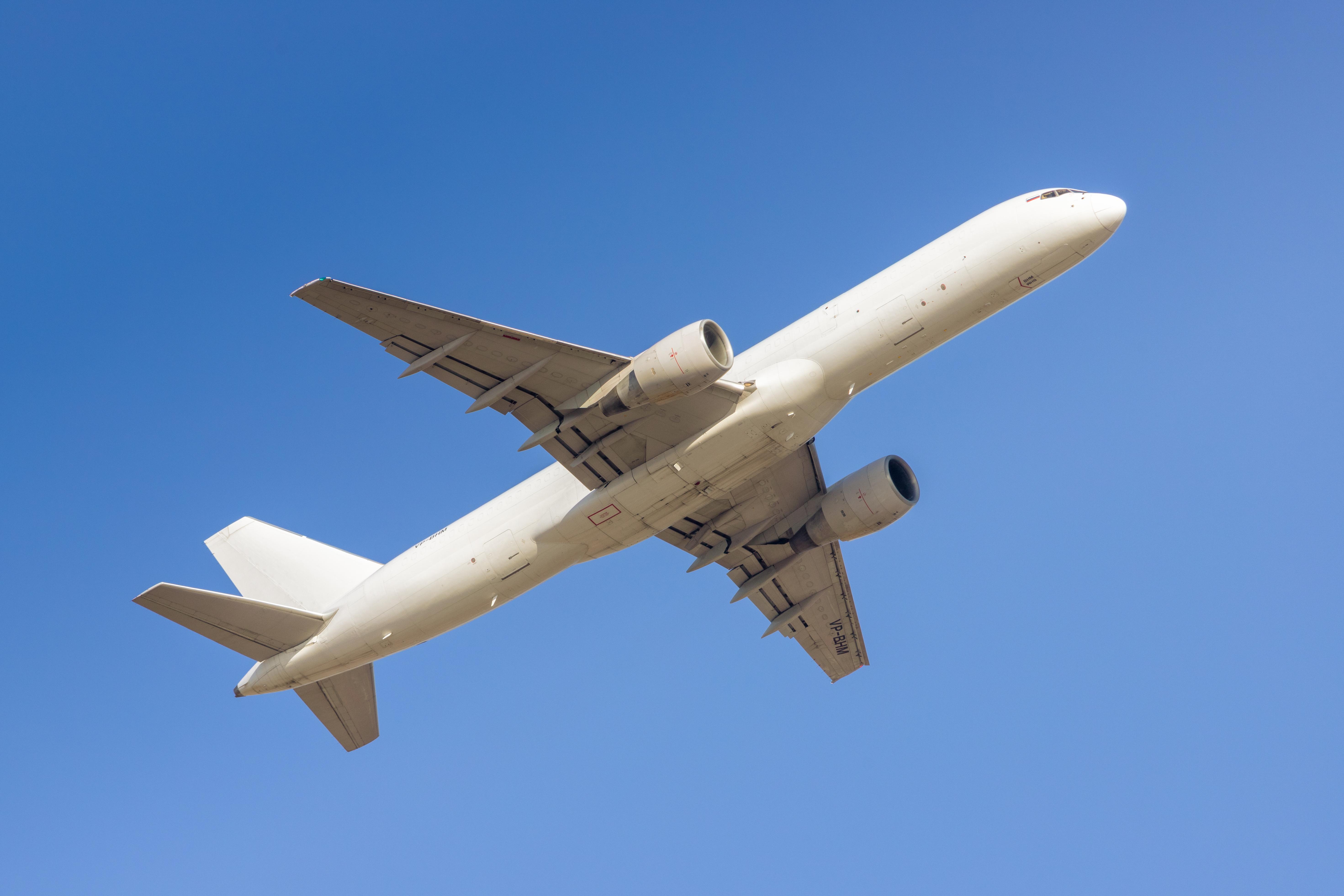 Roata unui avion Boeing a căzut chiar înainte de decolare, pe un ...