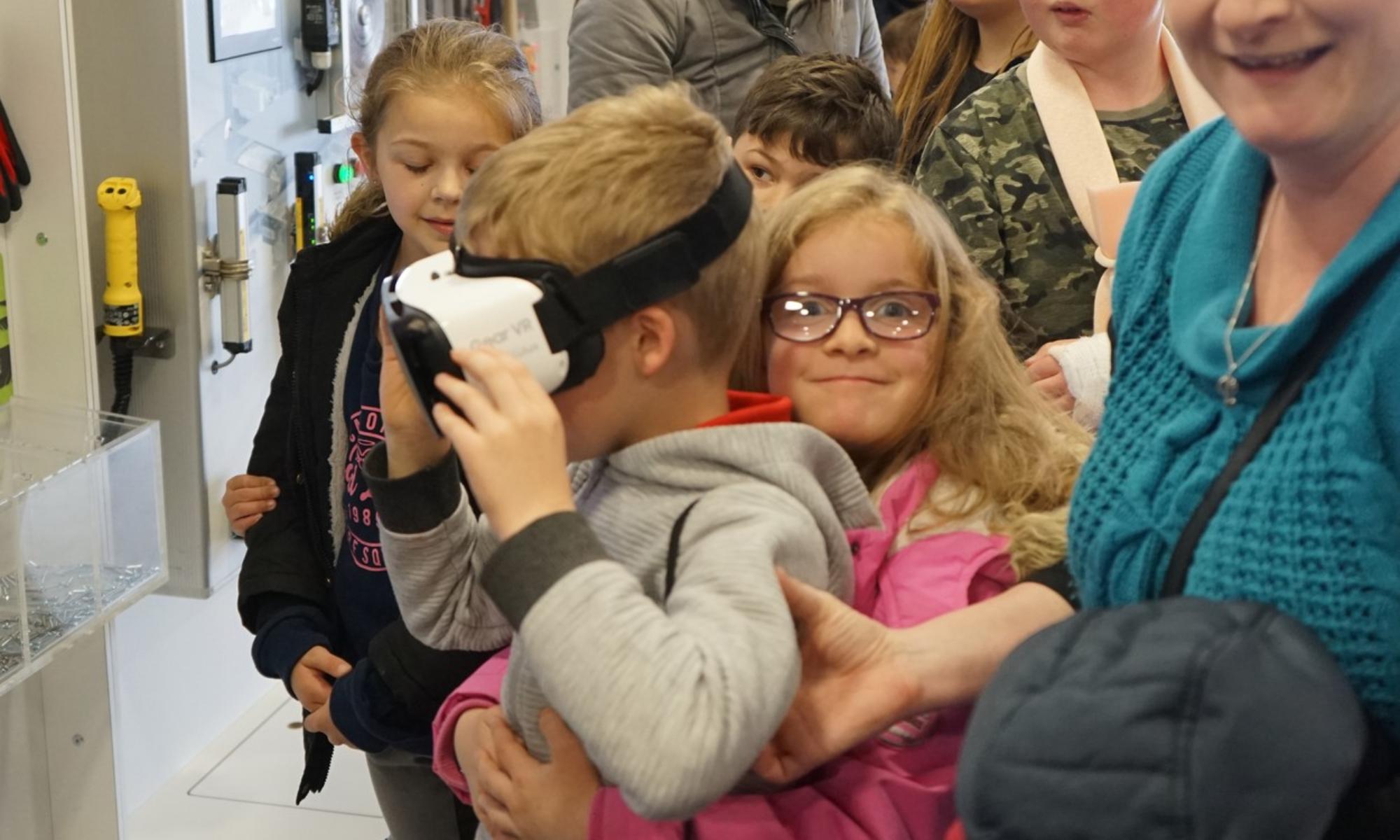 Tehnologia poate schimba complet faţa educaţiei. Ideea care a prins ...