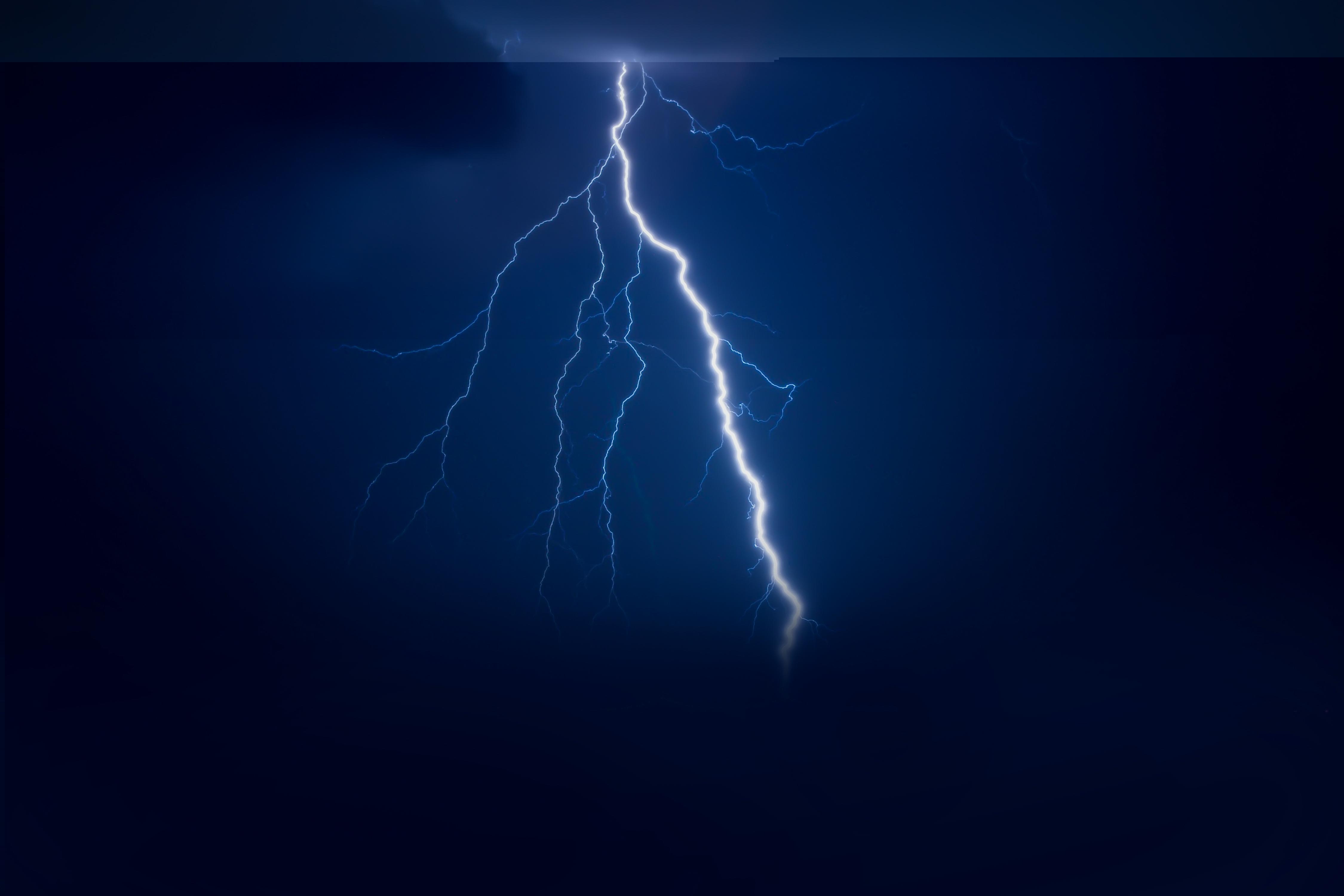 Patru persoane au ajuns la spital cu arsuri, după ce au fost lovite de ...