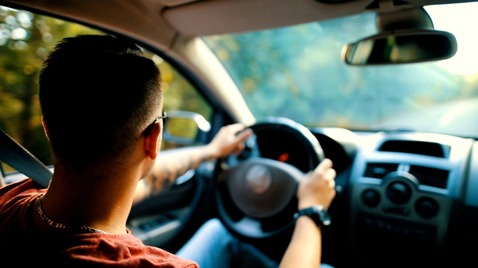 Permisul auto ar putea fi obţinut de la 17 ani în România. Tinerii pot ...