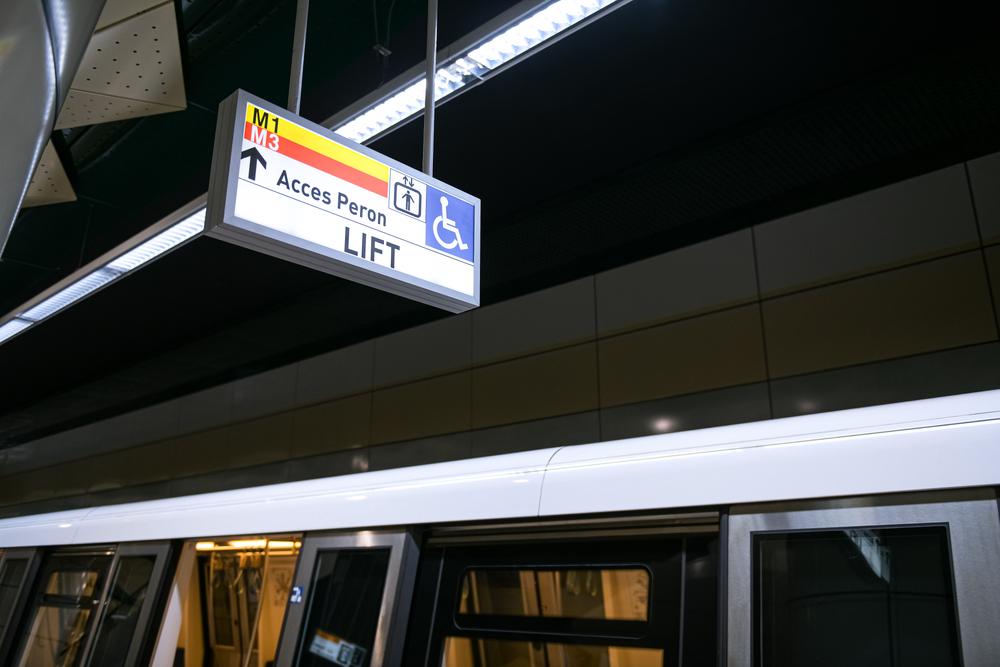Incident la staţia de metrou Eroilor. Posibilă tentativă de sinucidere ...