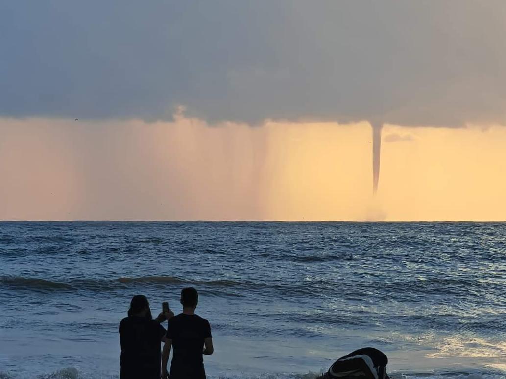 Fenomen rar în Marea Neagră. O trombă marină, cu aspect de tornadă ...