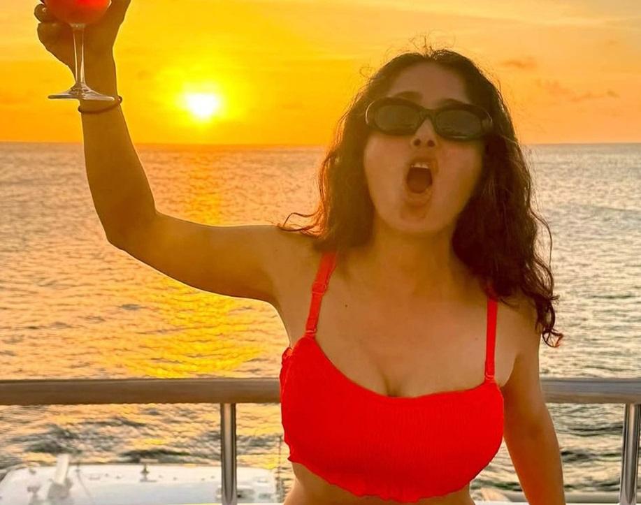 Salma Hayek, în costum de baie la 59 de ani. Selfie-ul a strâns 400.000 de aprecieri în doar ...